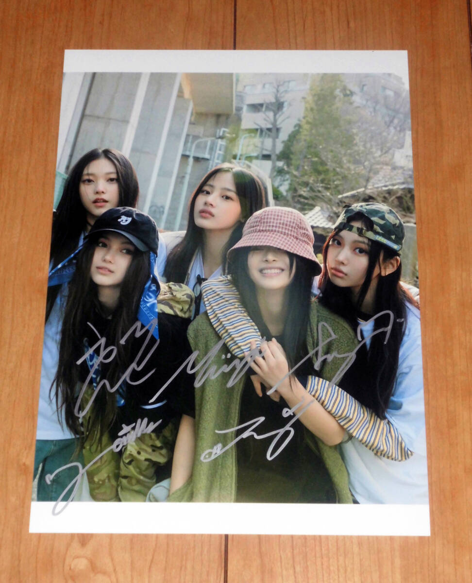 Yahoo!オークション - NewJeans 大型スチール写真(A4サイズ) ② 直筆サ...