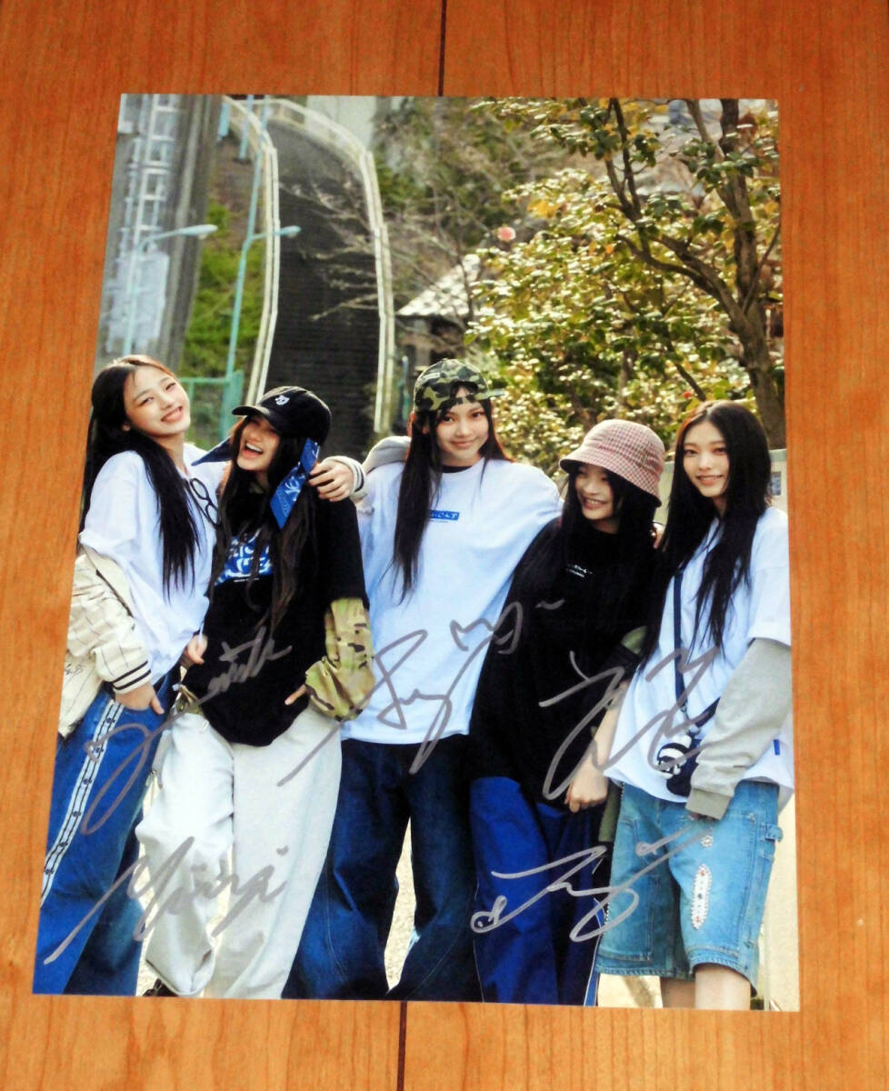 Yahoo!オークション - NewJeans 大型スチール写真(A4サイズ) ② 直筆サ...