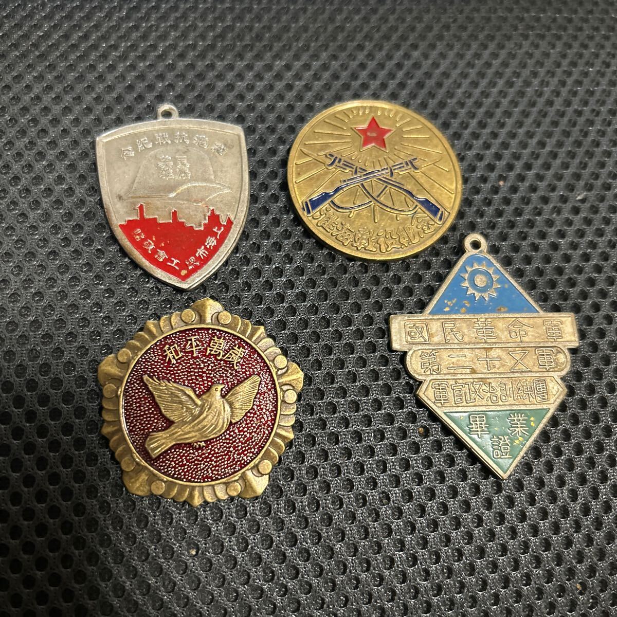 A06 中国の初期バッジ4枚の淮海戦役平和万歳淞抗戦国民革命軍(中古)のオークション落札情報