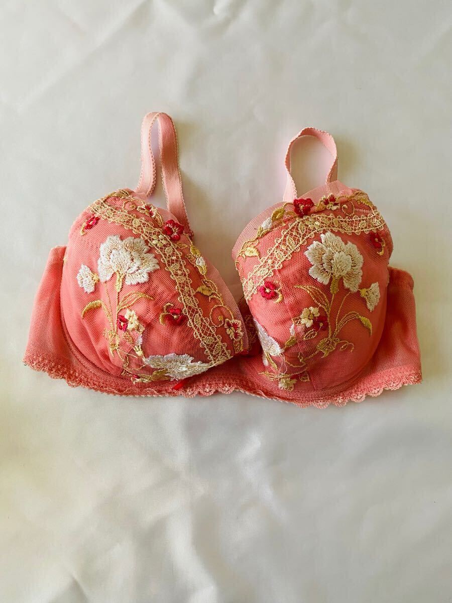 Yahoo!オークション - Wacoal リボン 花刺繍 ピンク F70