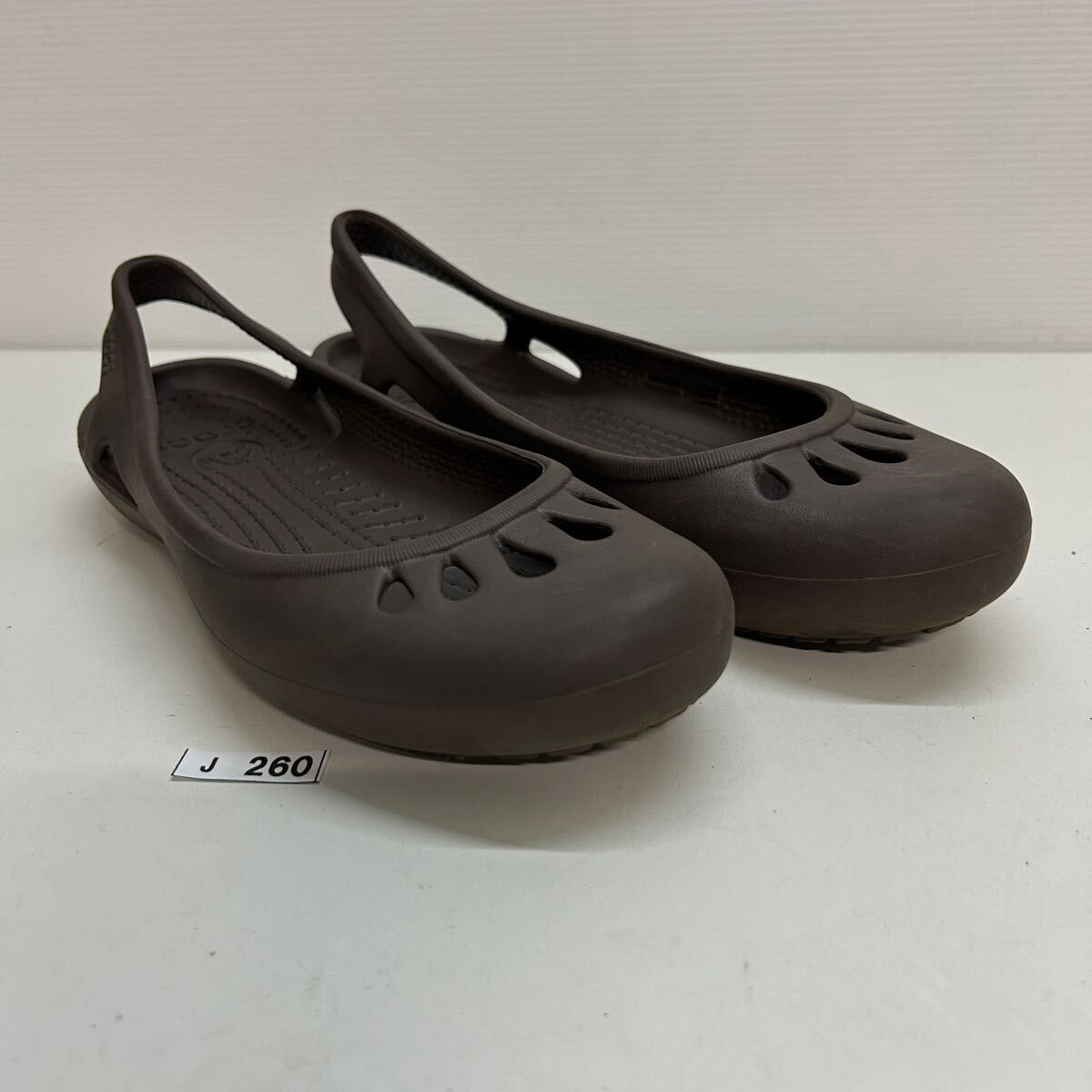 Yahoo!オークション - J260 crocs クロックス レディース サンダル W6 ...