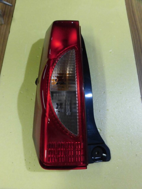 Yahoo!オークション - (100-D1) アルト HA24S 中古純正左テールライト ...