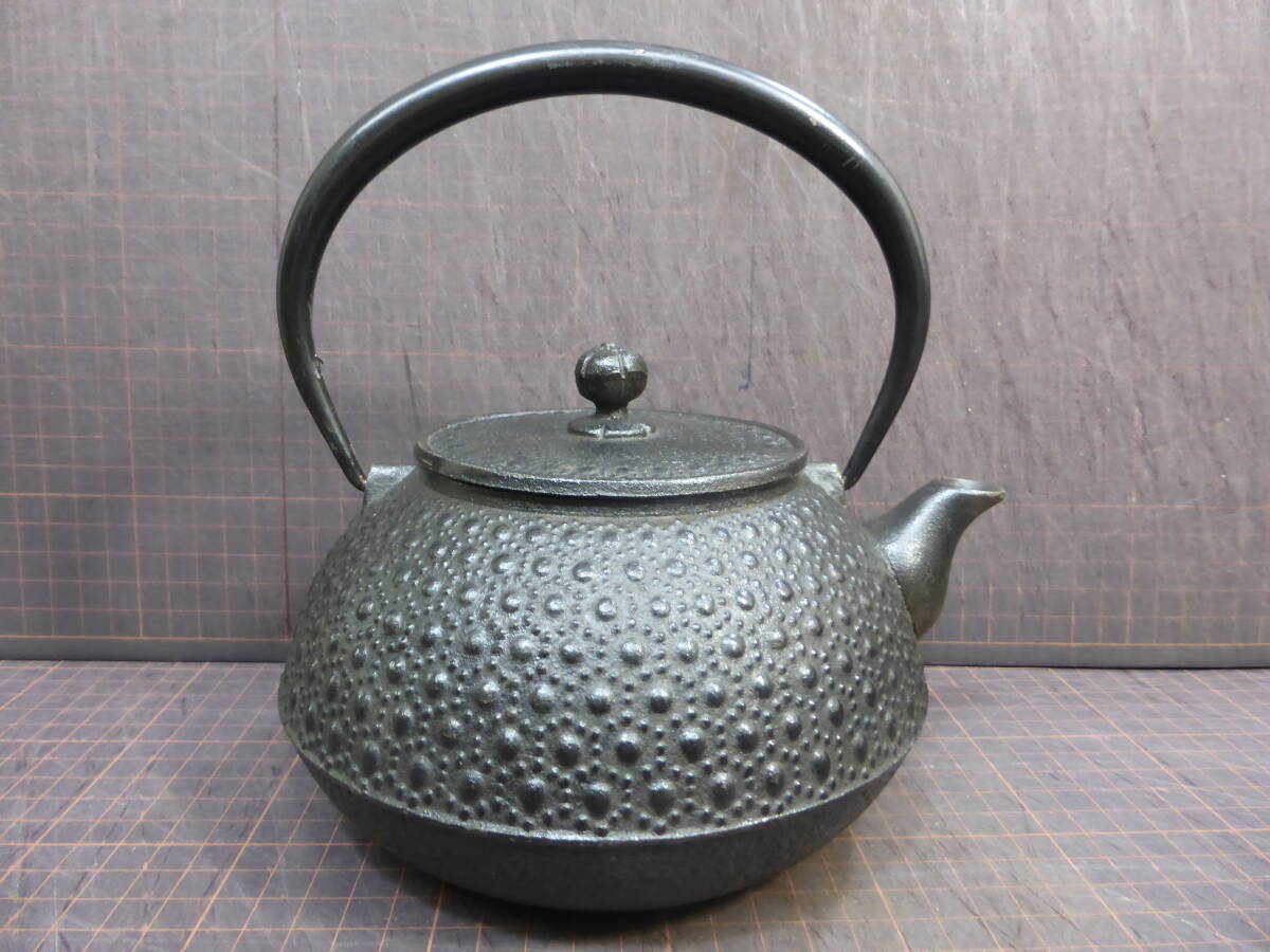 528 岩鋳 南部鉄瓶 満水1250mL 重さ1627g 水漏れ無し(鉄瓶)｜売買されたオークション情報、yahooの商品情報をアーカイブ公開 - オークファン（aucfan.com）