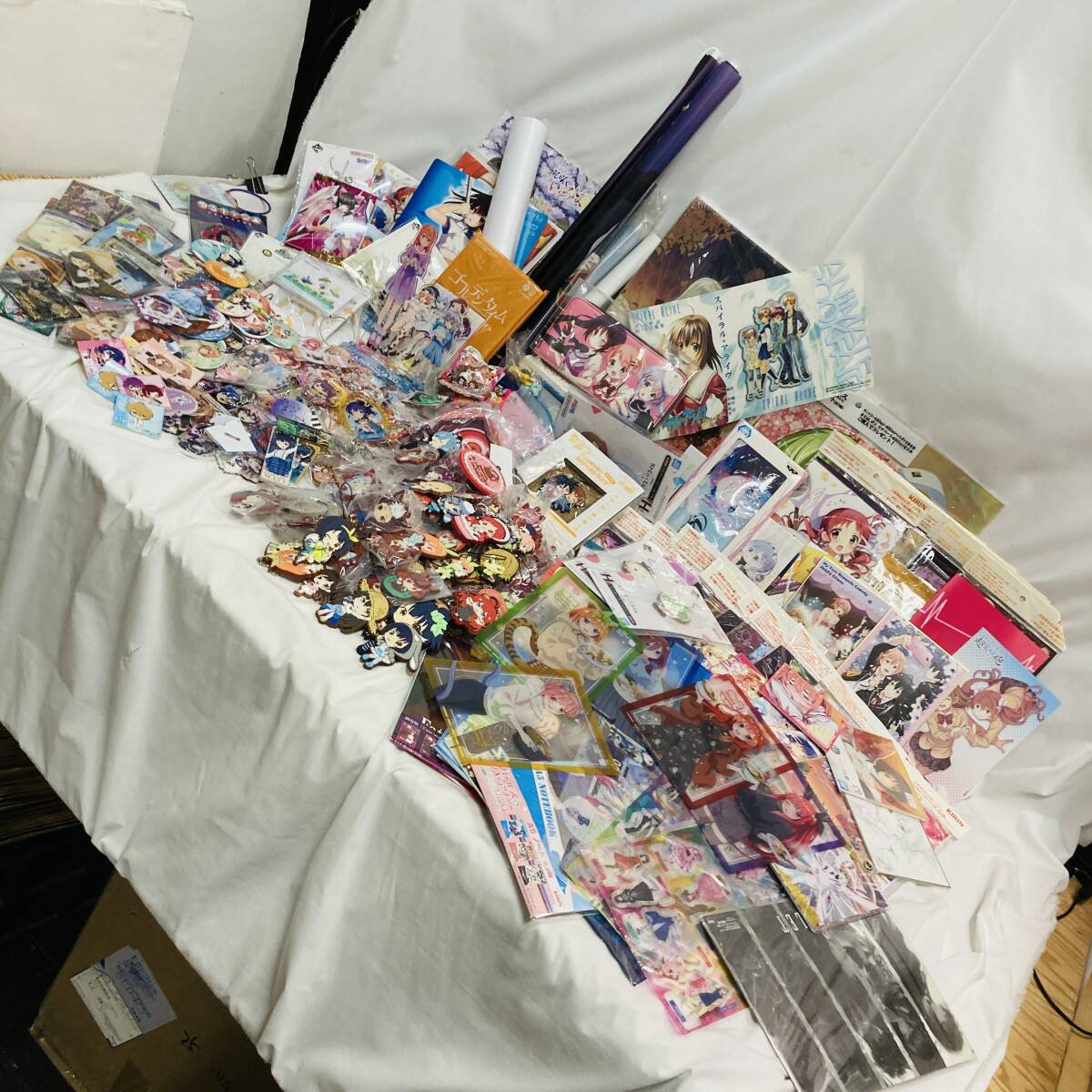 Yahoo!オークション - 32Mdd アニメグッズ まとめて箱詰め ウマ娘 五等...