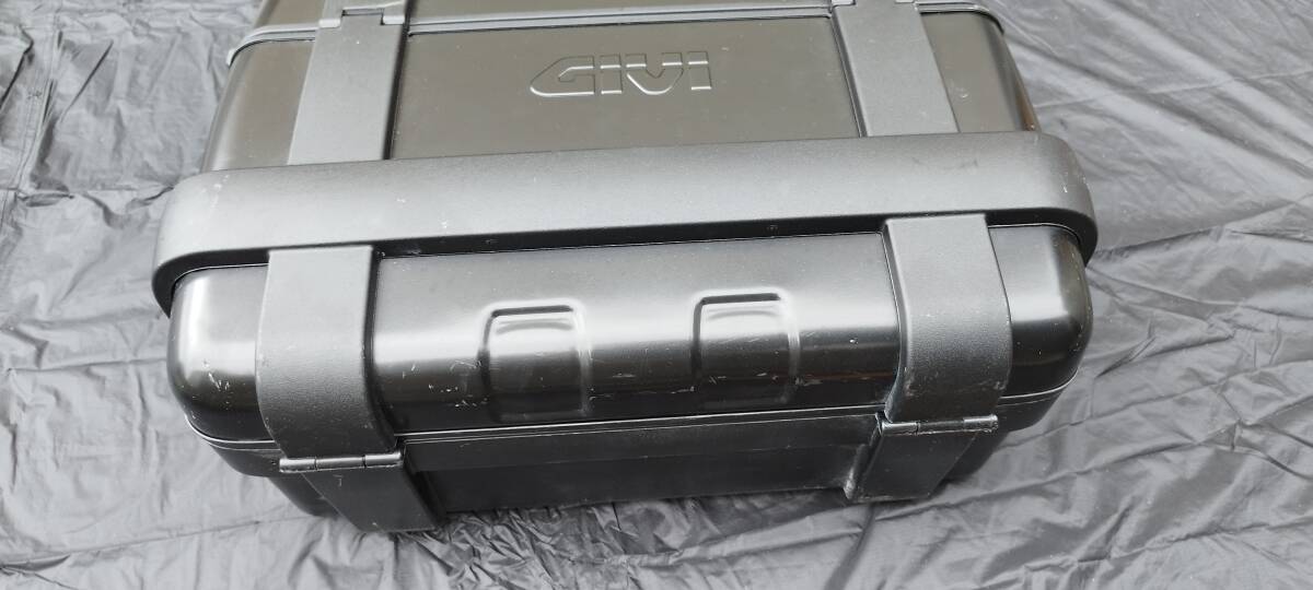 Yahoo!オークション - GIVI TRK33B TREKKER ブラックライン 33L 中古
