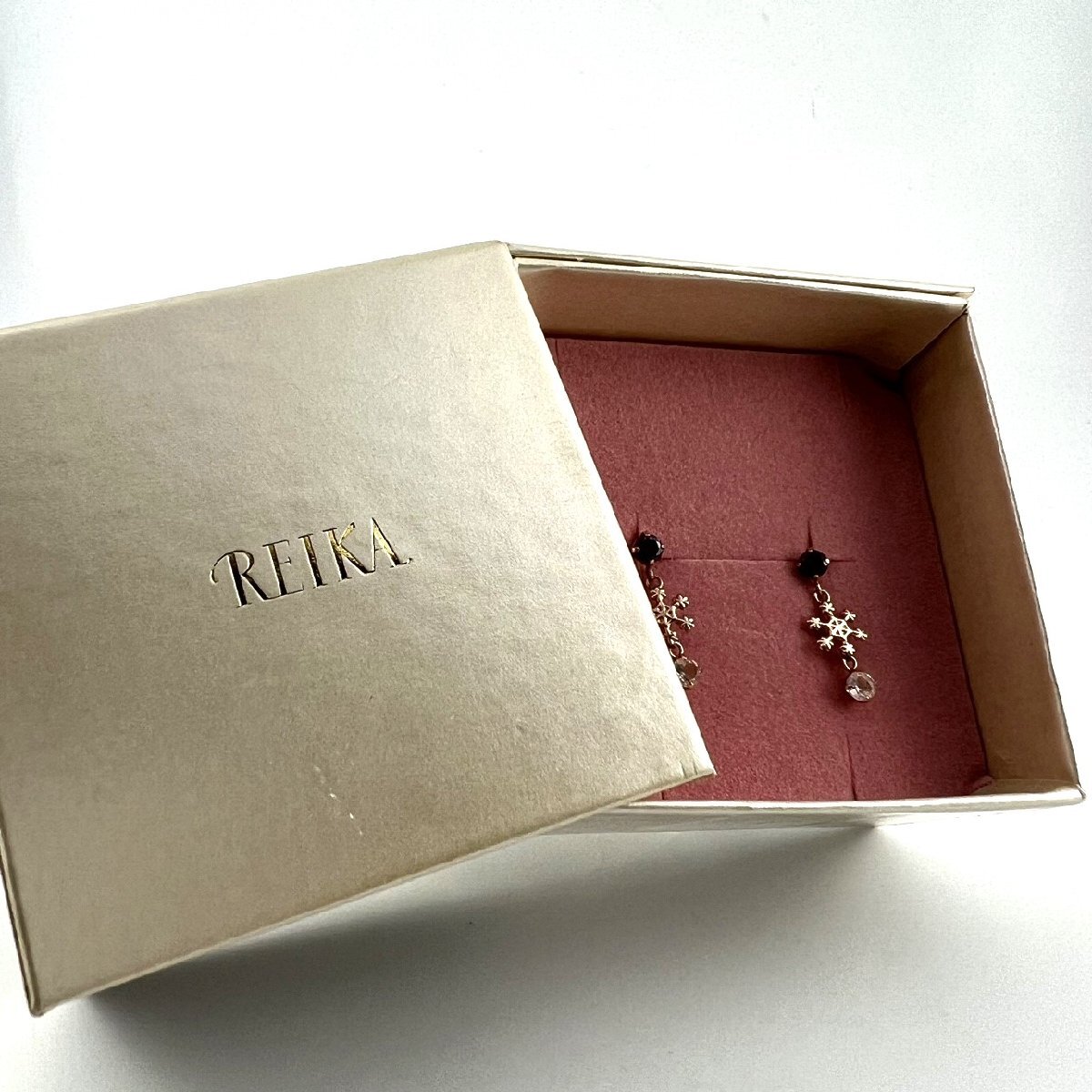 Yahoo!オークション - 【77】K10 ピアス 雪の結晶 揺れる 小ぶり キラ...