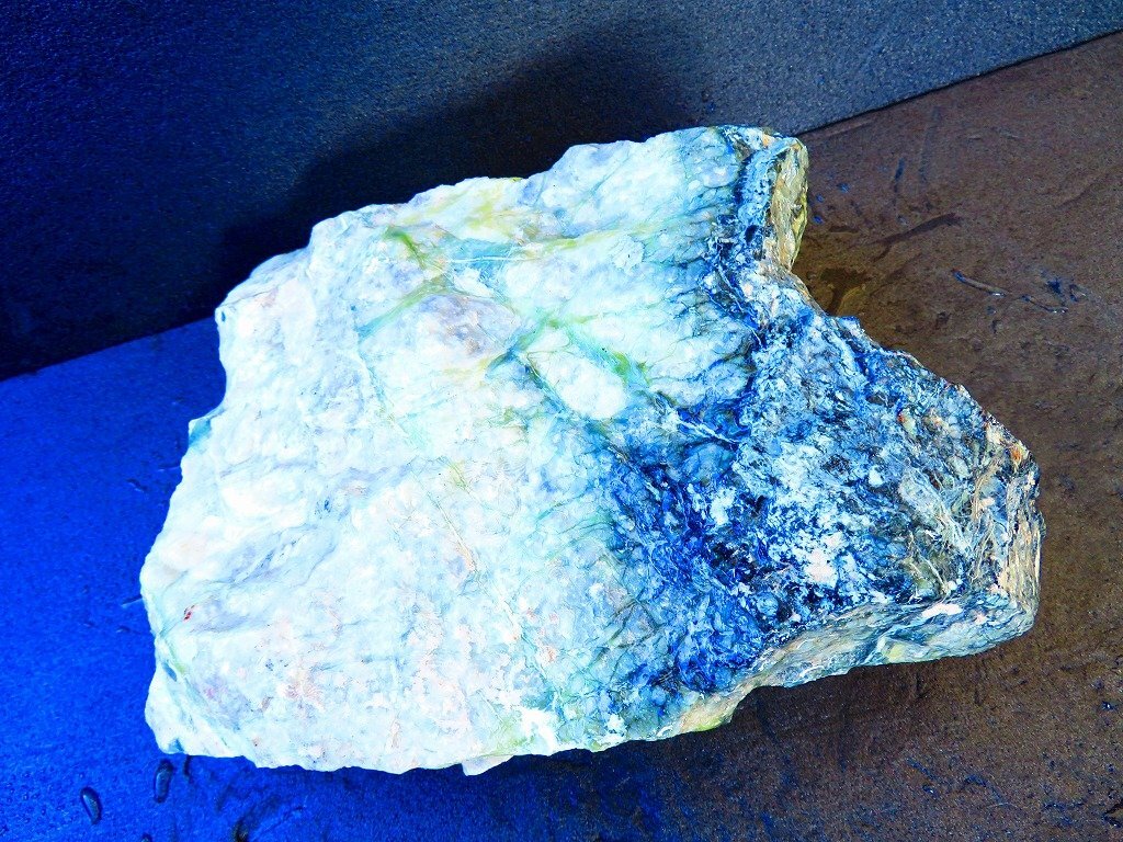 Yahoo!オークション - 巨大 迫力の2.84kg ブラジル産 水晶 原石 天然石...