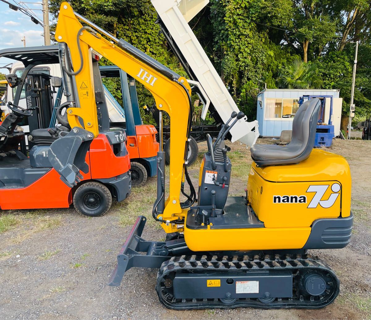 Yahoo!オークション - ミニ油圧ショベル IHI建機 7J ミニユンボ【 中古...
