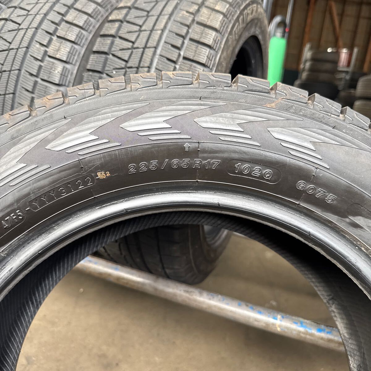 Yahoo!オークション - 送料無料 225/65R17 102Q (YOKOHAMA) ice GUARD ...