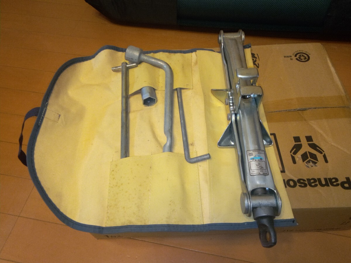 トヨタ車載工具昭和レトロトヨタ ジャッキ パンタグラフジャッキA38 800Kg(パンタグラフジャッキ)｜売買されたオークション情報、yahooの商品情報をアーカイブ公開 - オークファン ...