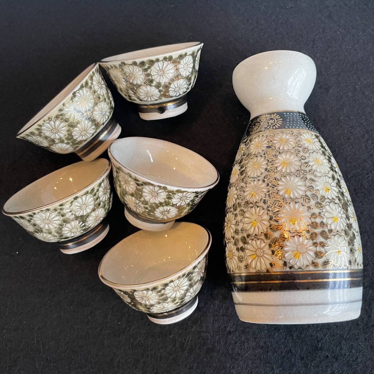 九谷焼 徳利1 猪口5 盃 金彩 菊文 美品 酒器 6点セット(全44点 九谷焼 徳利1 猪口5 盃 金彩 菊文 美品 酒器 6点セット(全44点