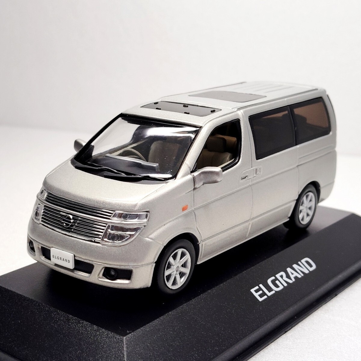 Yahoo!オークション - 台座付 1/43 京商 日産 エルグランド E51 E51型 ...
