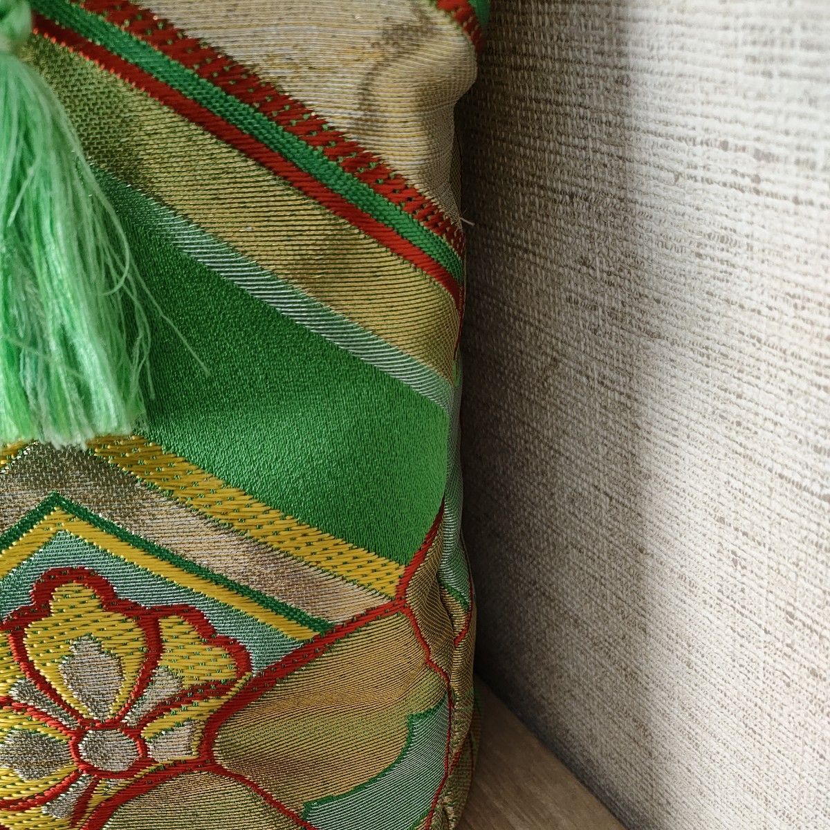 帯リメイクバッグ 黄緑色地に 金銀 白 朱 黄 緑色で扇子 亀甲華 帯リメイクバッグ 黄緑色地に 金銀 白 朱 黄 緑色で扇子 亀甲華
