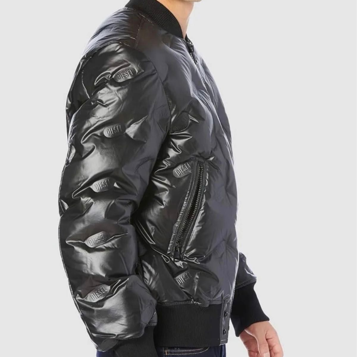 超美品】DIESEL ディーゼルロゴ型押し・ボンバーダウン 超美品】DIESEL ディーゼルロゴ型押し・ボンバーダウン