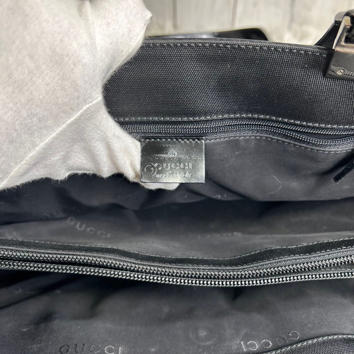 GUCCI ナイロン エナメル トートバッグ 型押しロゴ 黒 ビジネス GUCCI ナイロン エナメル トートバッグ 型押しロゴ 黒 ビジネス