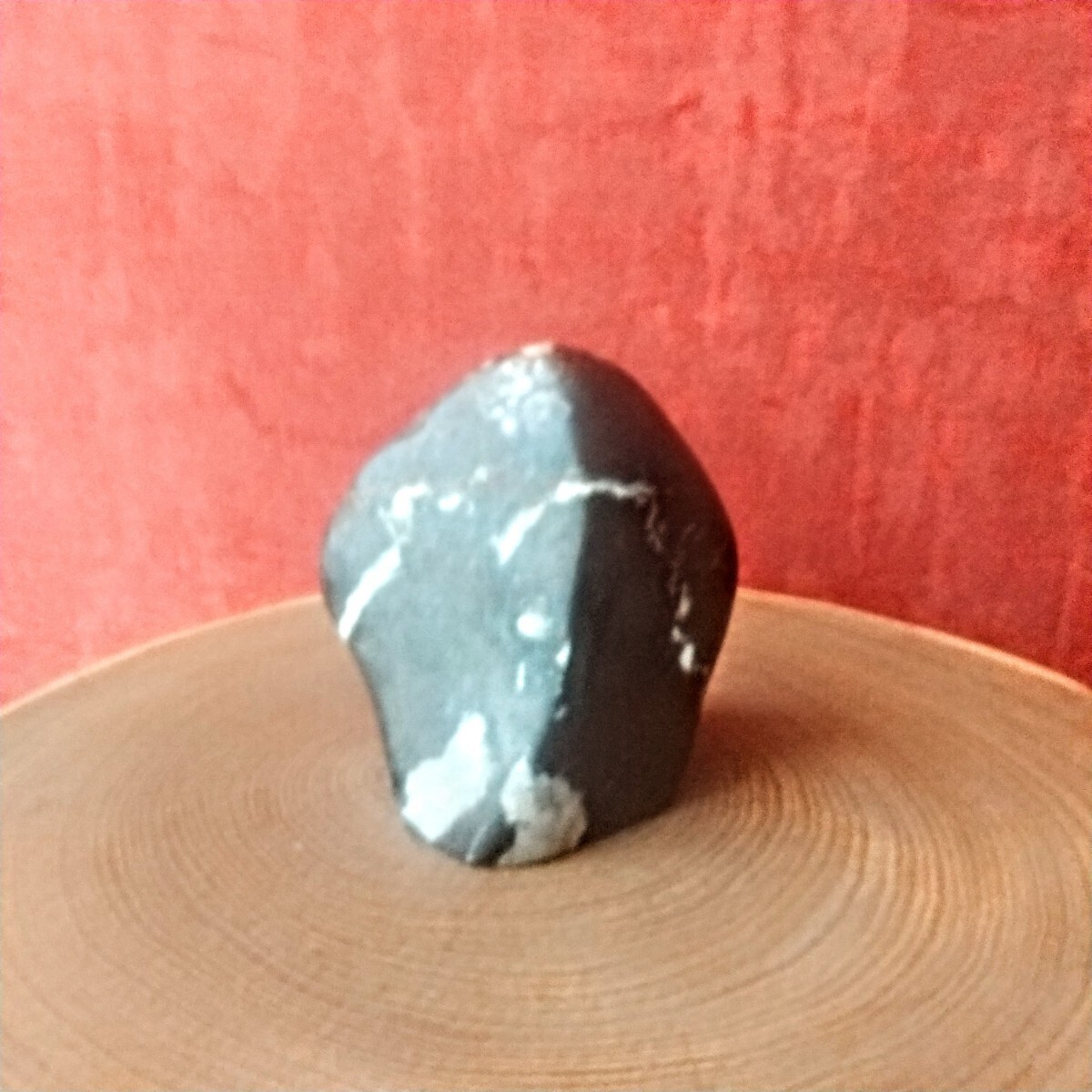 Yahoo!オークション - 天然菊花石 243g 灰・緑・小豆色の母岩 ／鑑賞石...