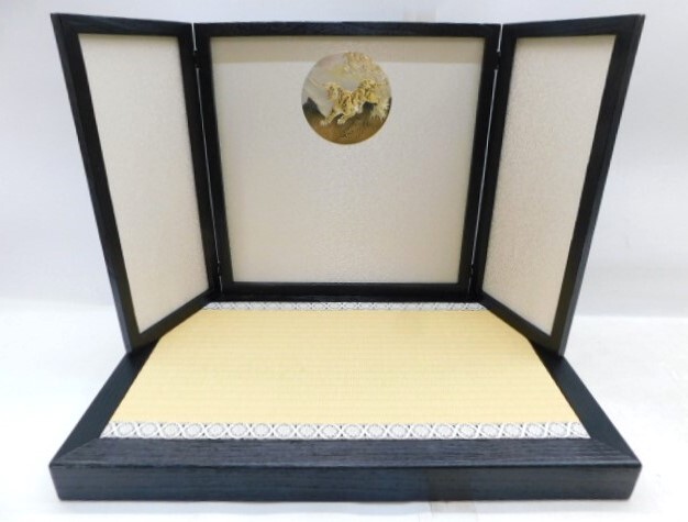 中0256 アカセ 黒宇造飾台 屏風セット 祥紀 彫金 御飾台 飾台 飾り台 畳台 たたみ台 五月人形 端午の節句 節句飾り 12405151(五月人形)｜売買されたオークション情報 ...