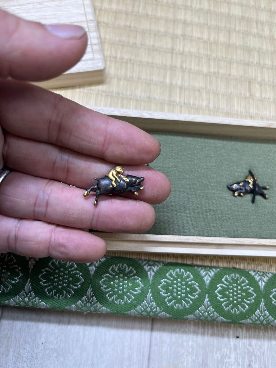 Yahoo!オークション - 目貫 刀装具 無銘 猿に猪の図 桐箱入り