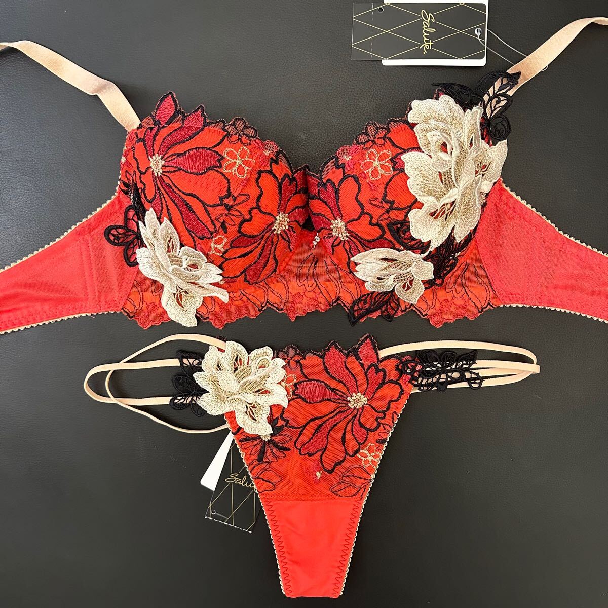 Yahoo!オークション - 【新品タグ付き】サルート 上下セット【96g 】E6...