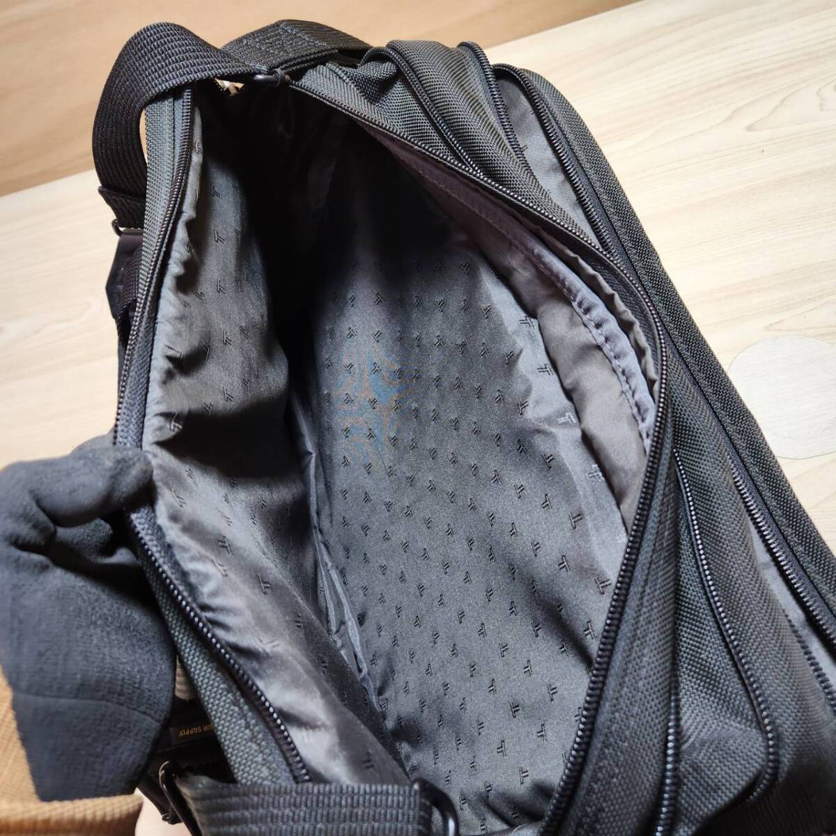 Yahoo!オークション - B77 TUMI トゥミ ブリーフバッグ ブラック ビジ...