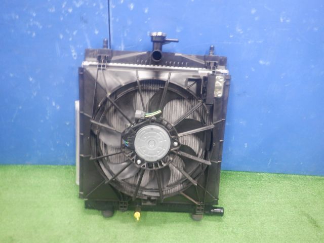 Yahoo!オークション - ロッキー 5AA-A202S プレミアムG ハイブリッド ...