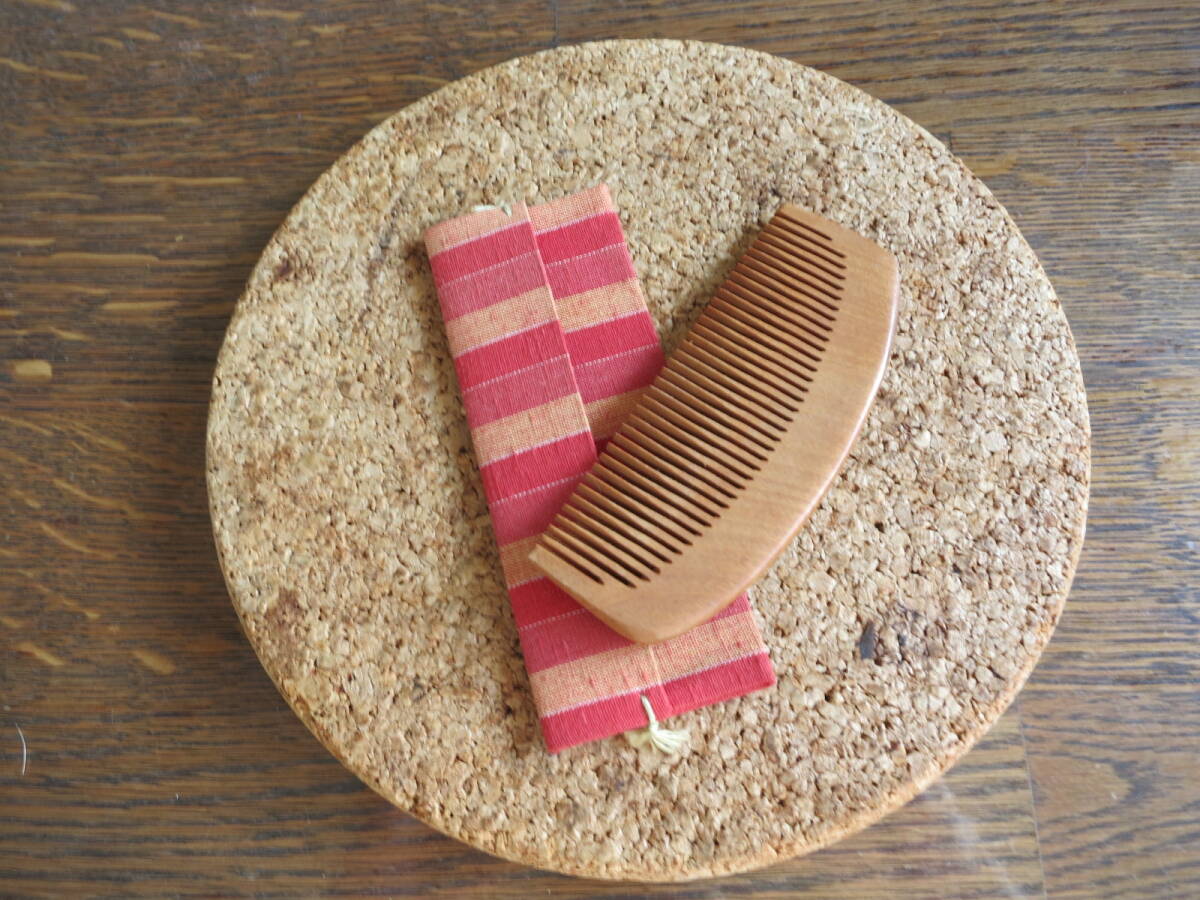 携帯用 櫛 綿織物 木製 ツゲ 柘植 くし レトロ レア 絣 織物 ケース入り(ブラシ、くし)｜売買されたオークション情報、yahooの商品情報をアーカイブ公開 - オークファン（aucfan ...