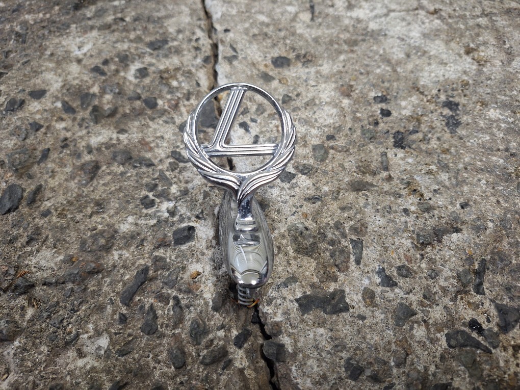 Yahoo!オークション - C34 ローレル ボンネットエンブレム 1