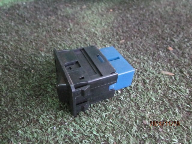 Yahoo!オークション - (0323)P25W デリカ スターワゴン ハザードスイッ...