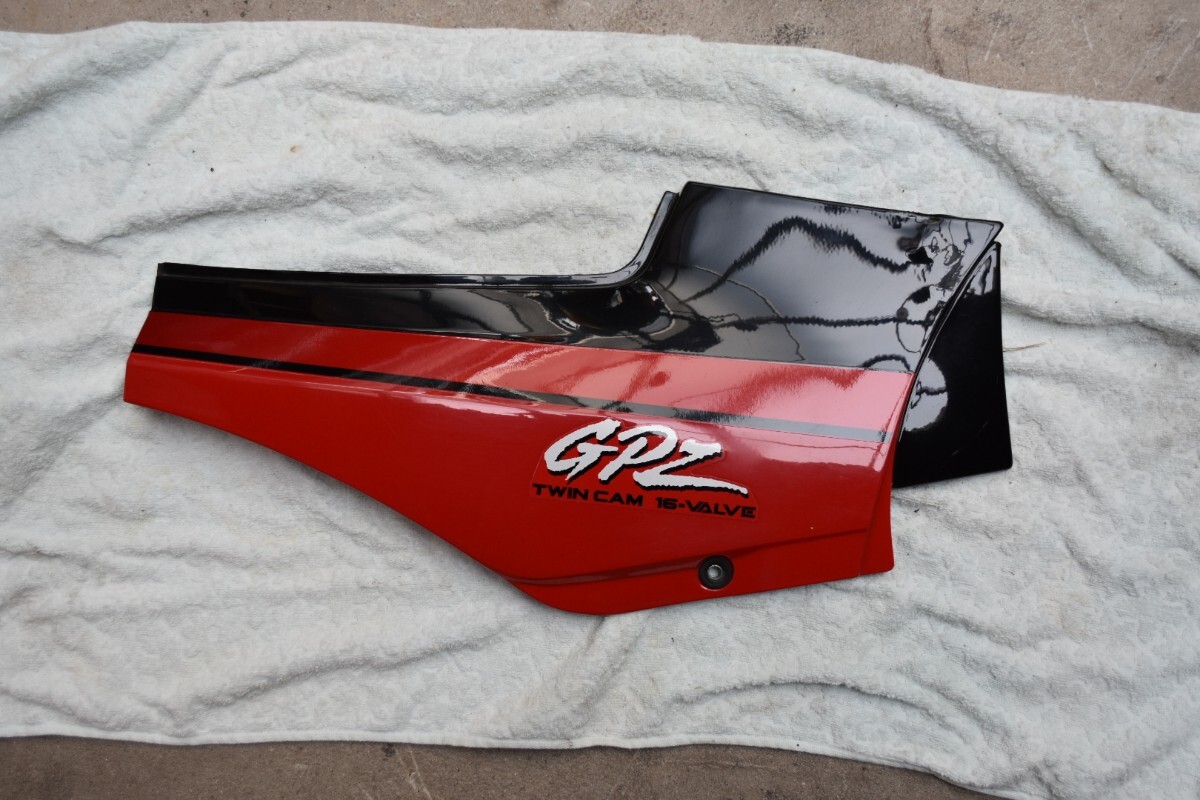Yahoo!オークション - GPZ900r 右 サイドカバー