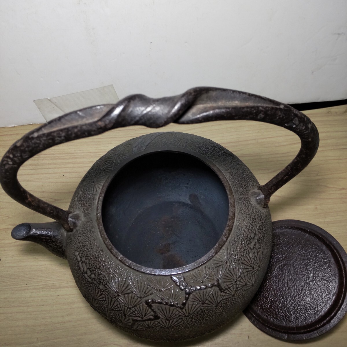 雑貨】南部鉄瓶 珠玉型 急須 燗瓶 鉄やかん 松柄 伝統工芸 金属 雑貨】南部鉄瓶 珠玉型 急須 燗瓶 鉄やかん 松柄 伝統工芸 金属