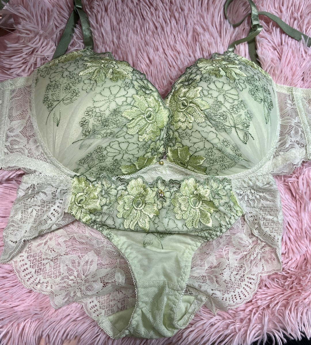 Yahoo!オークション - 大きい胸用 Fカップ F75 ブラジャーショーツセ...