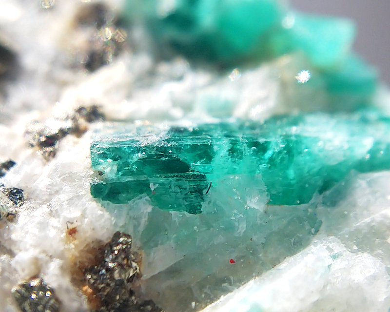 Yahoo!オークション - クラスター エメラルド＆パイライト 緑柱石 黄鉄...