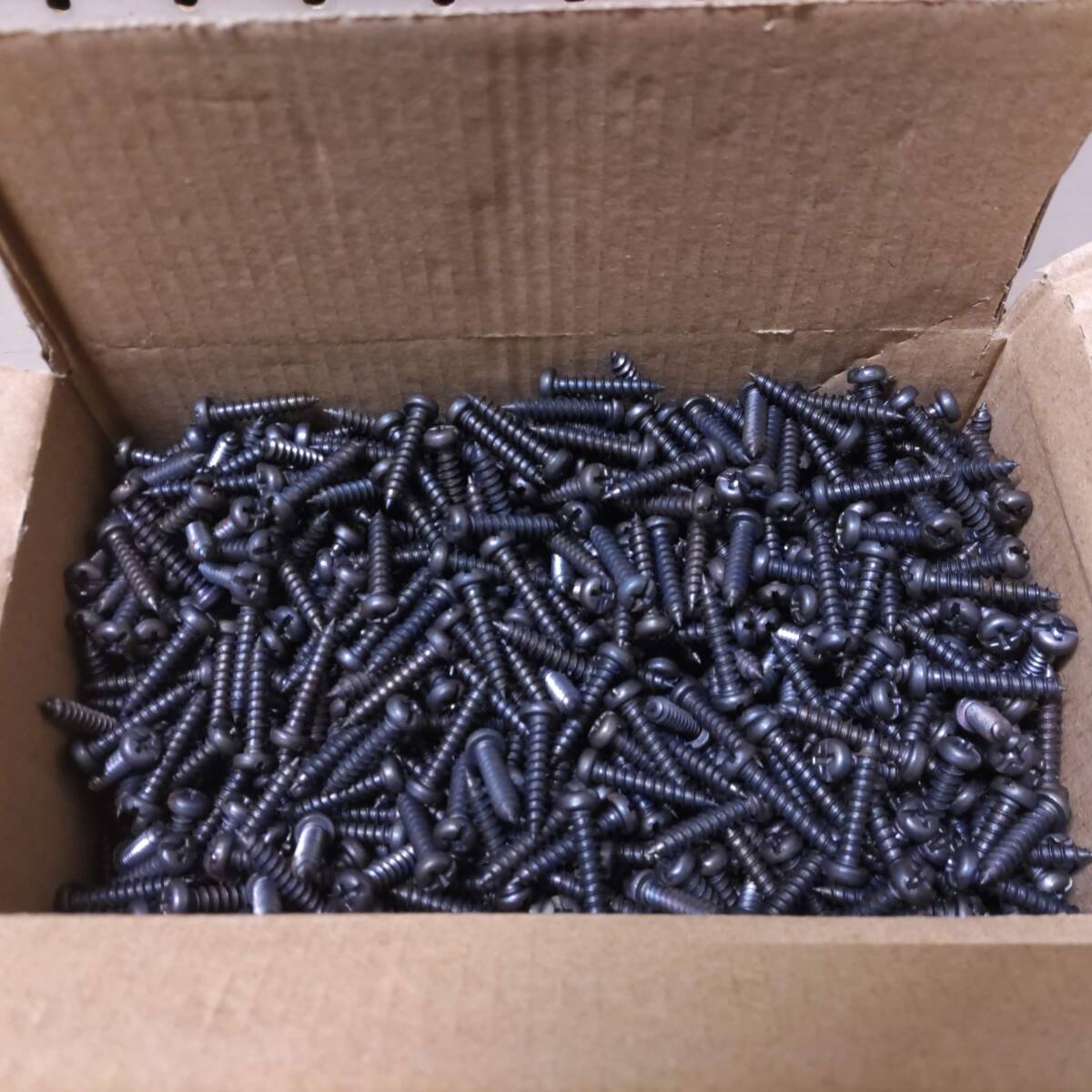 Yahoo!オークション - 訳ありセール03 (+-)ナベ Aタッピング M4×20 鉄 ...