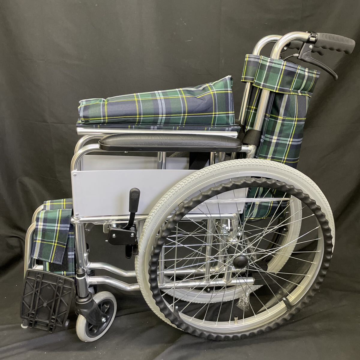 Yahoo!オークション - 未使用品 アルミ製 車椅子 KG19-7242 グリーン ...
