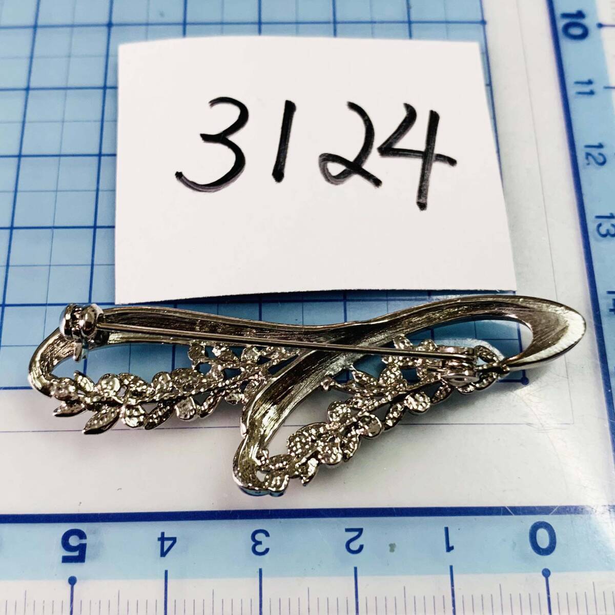 Yahoo!オークション - 美品 ピンクCZ 銀色 ブローチ No.3124