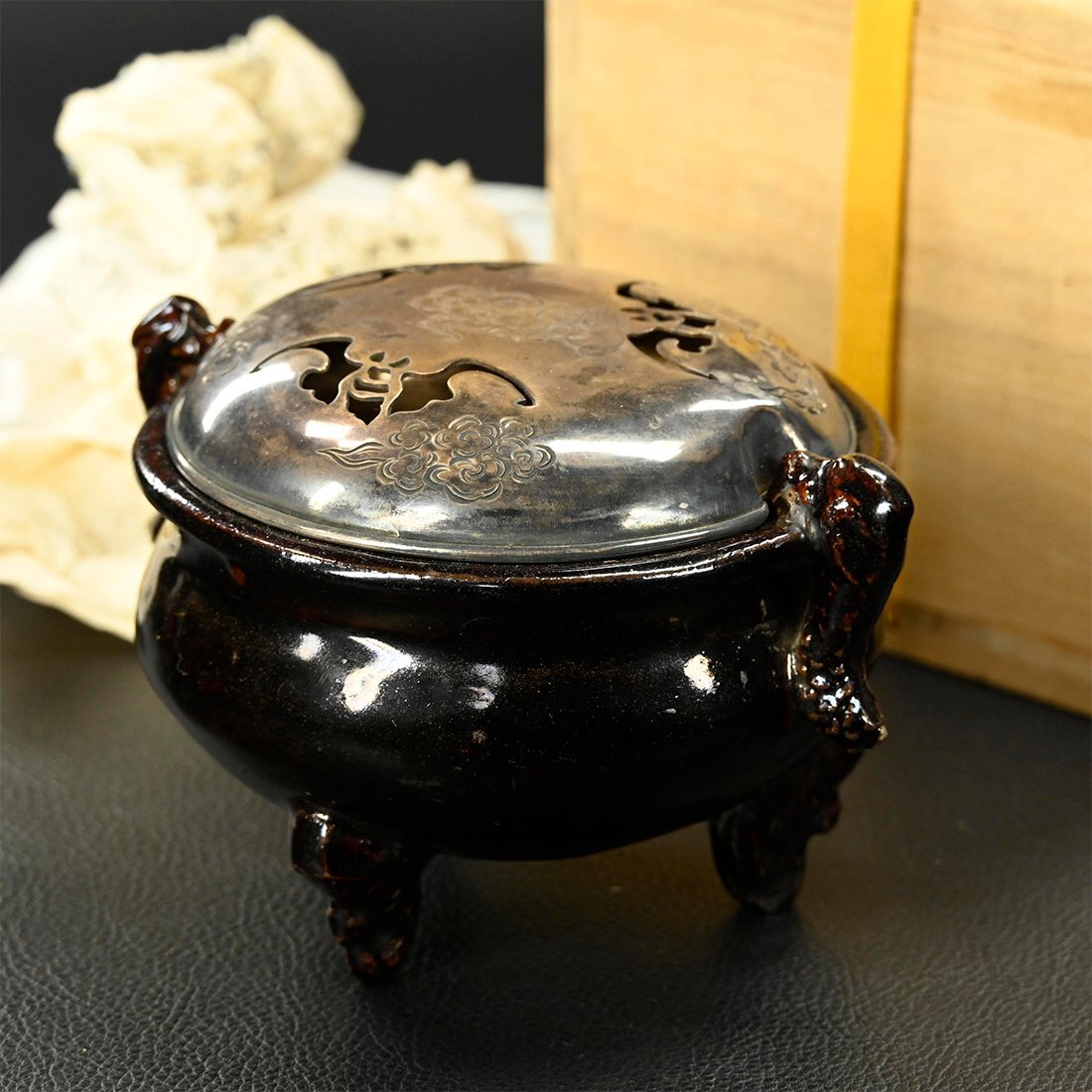 永 443 兵庫県の図書館や博物館の館長を歴任された歴史研究家遺族委託品 中国美術明時代黒釉香炉純銀蝙蝠透火屋116g(明)｜売買されたオークション情報、yahooの商品情報をアーカイブ公開 ...