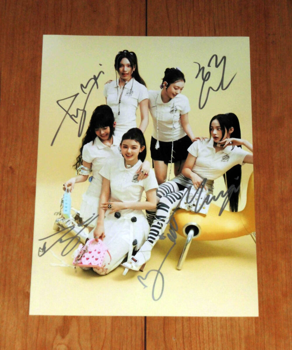 Yahoo!オークション - NewJeans 大型スチール写真(A4サイズ) ② 直筆サ...