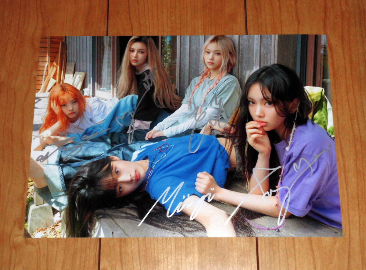 Yahoo!オークション - NewJeans 大型スチール写真(A4サイズ) ② 直筆サ...