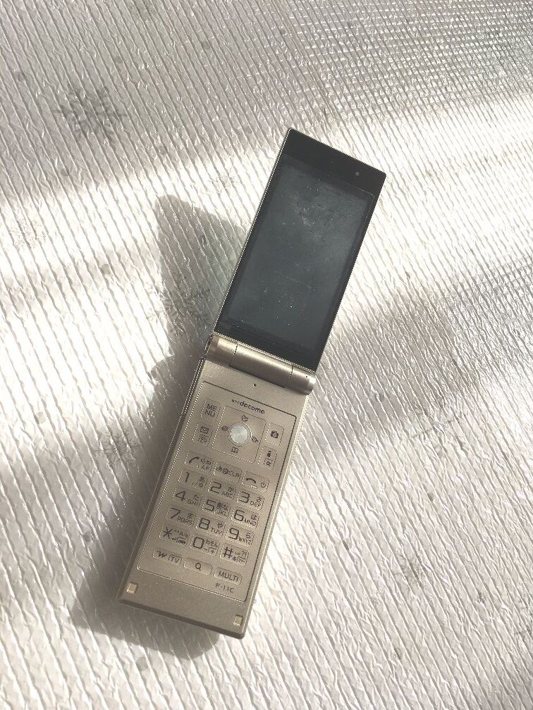 Yahoo!オークション - docomo F-11C ゴールド 2024夏まで契約 ジャンク...