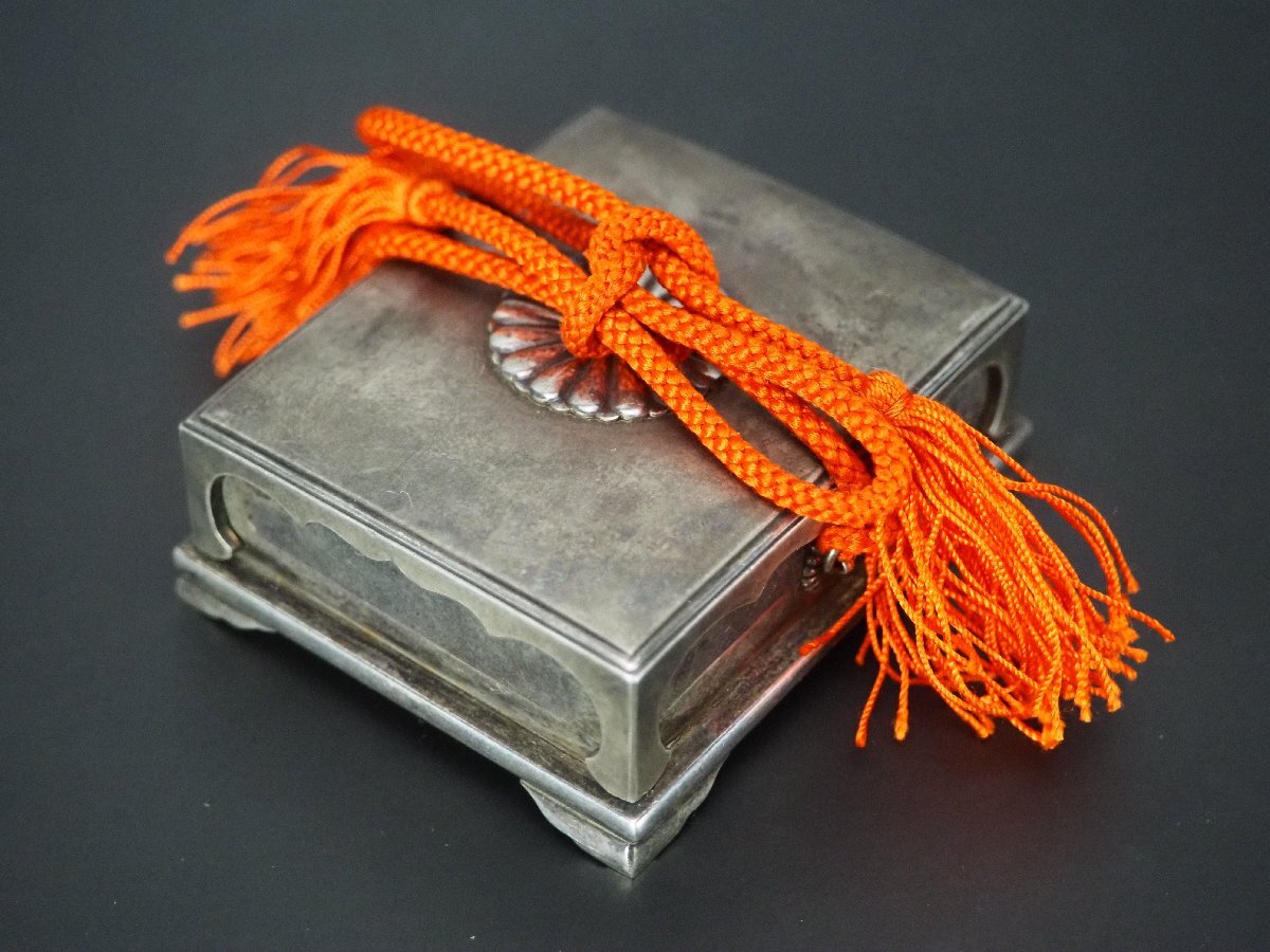 治 天皇家御下賜 銀製 十六紋菊御紋入文箱形ボンボニエール 銀重126g 金平糖入 純銀 皇室 天皇家 香合 置物 菊御紋入 OT21(銀製)｜売買されたオークション情報、yahooの商品情報 ...