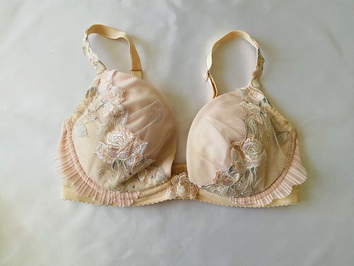 Yahoo!オークション - Wacoal 花刺繍 ピンク G65