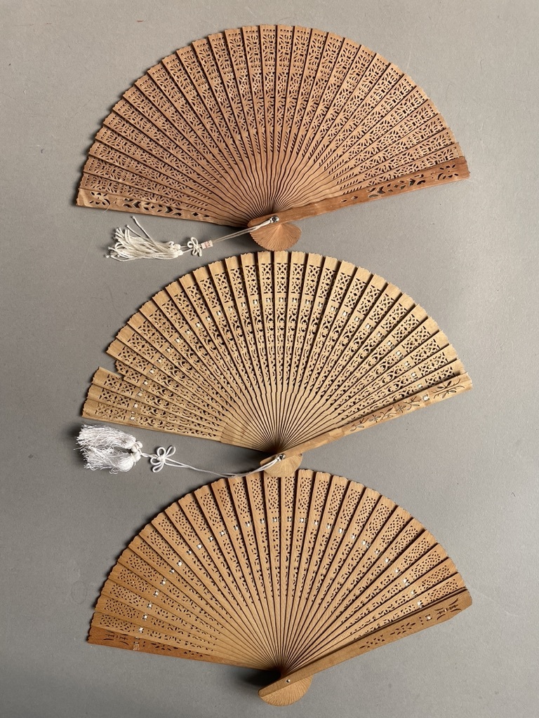 Yahoo!オークション - MS2021 白檀扇 香木扇 透かし彫り 扇子 20点 ま...