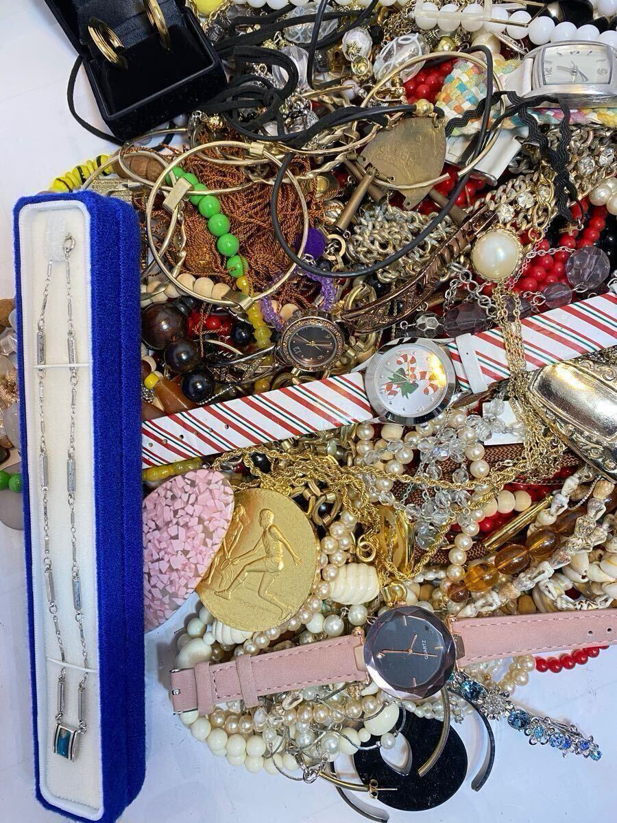2st396 遺品整理品 アクセサリー イミテーション 約3.3kg まとめ 2st396 遺品整理品 アクセサリー イミテーション 約3.3kg まとめ
