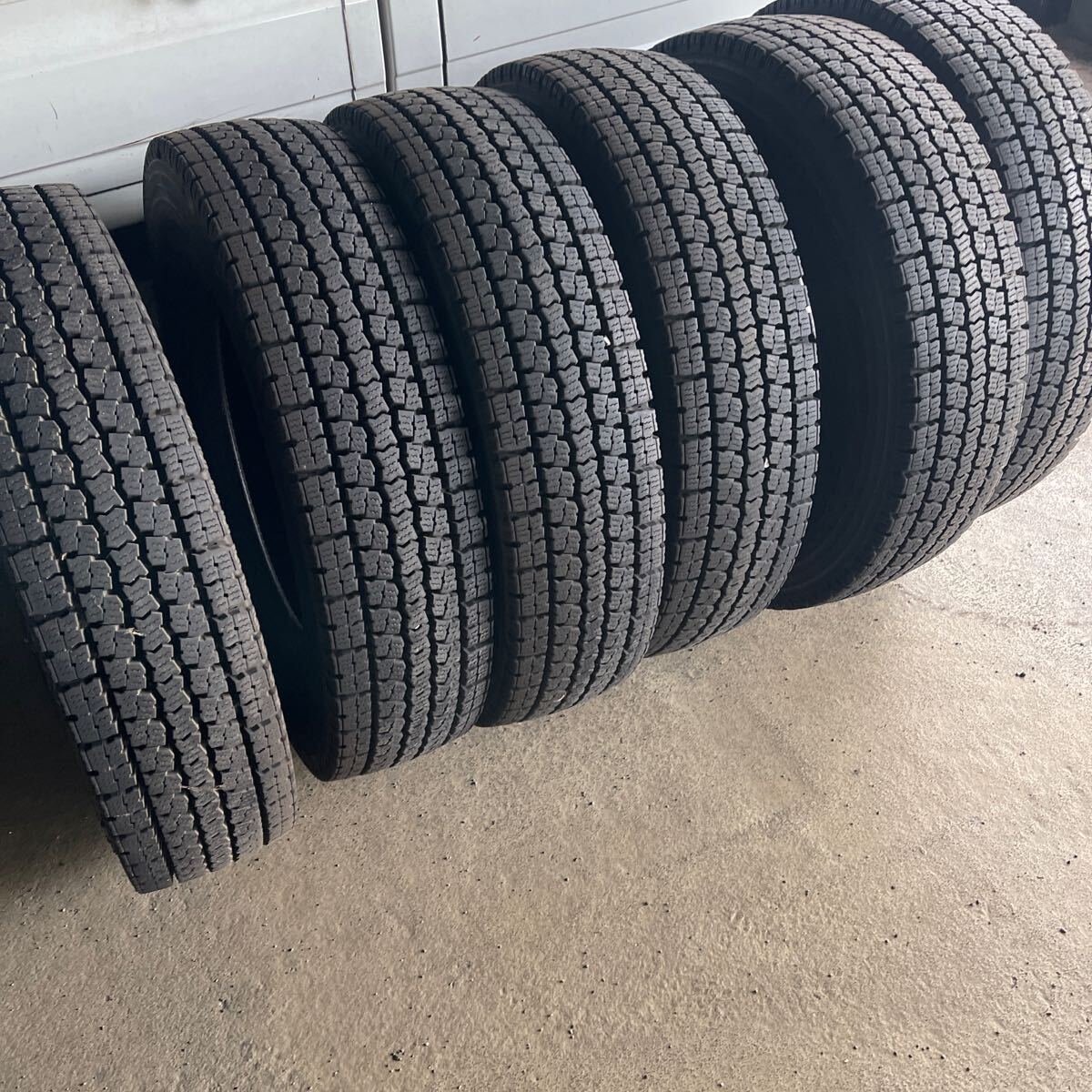 Yahoo!オークション - 225/80R17.5 123L 2019年製 TOYO スタッドレス ...