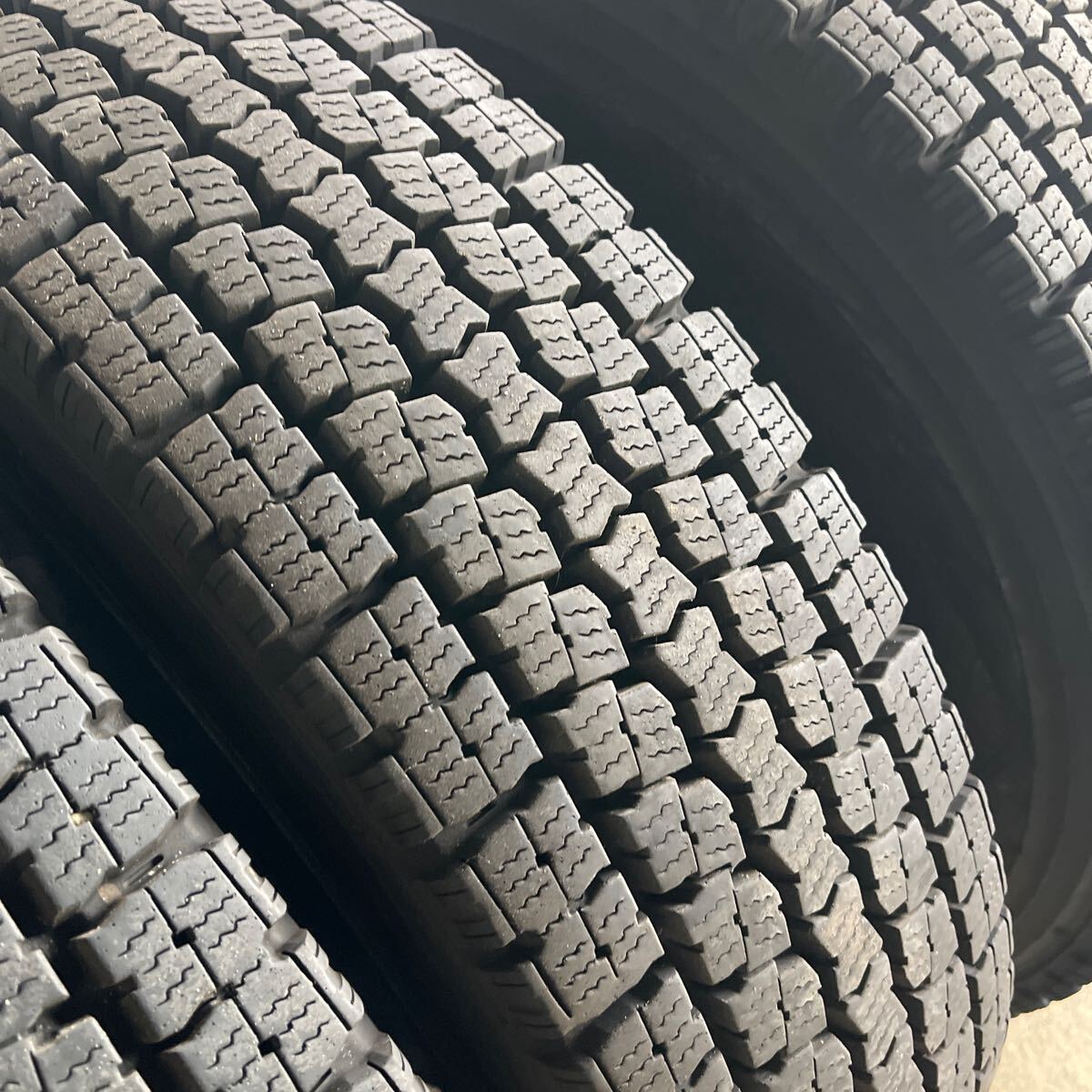 Yahoo!オークション - 225/80R17.5 123L 2019年製 TOYO スタッドレス ...