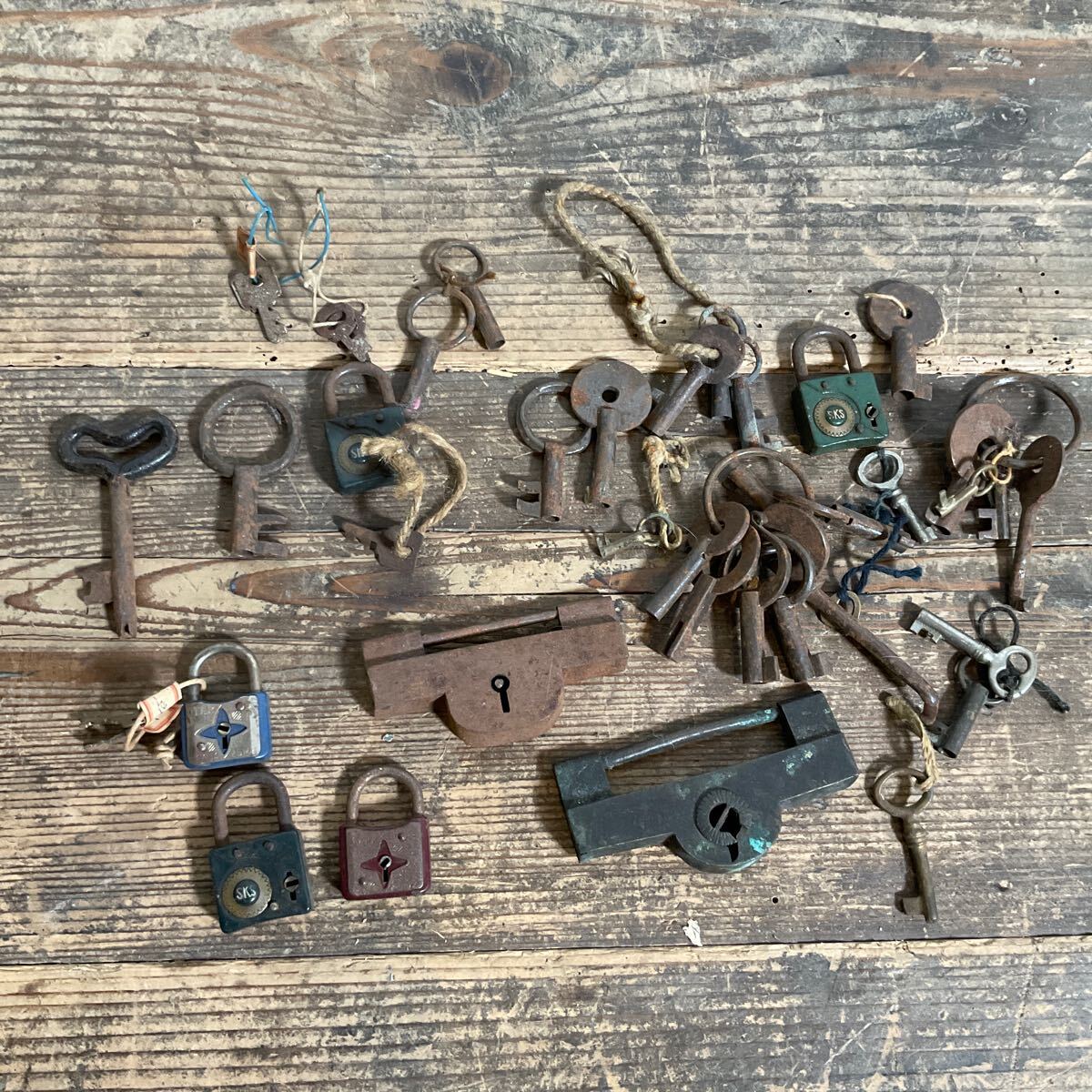 Yahoo!オークション - Q18レ/古い鍵 錠前 まとめて 古鉄 キー 金具 骨...