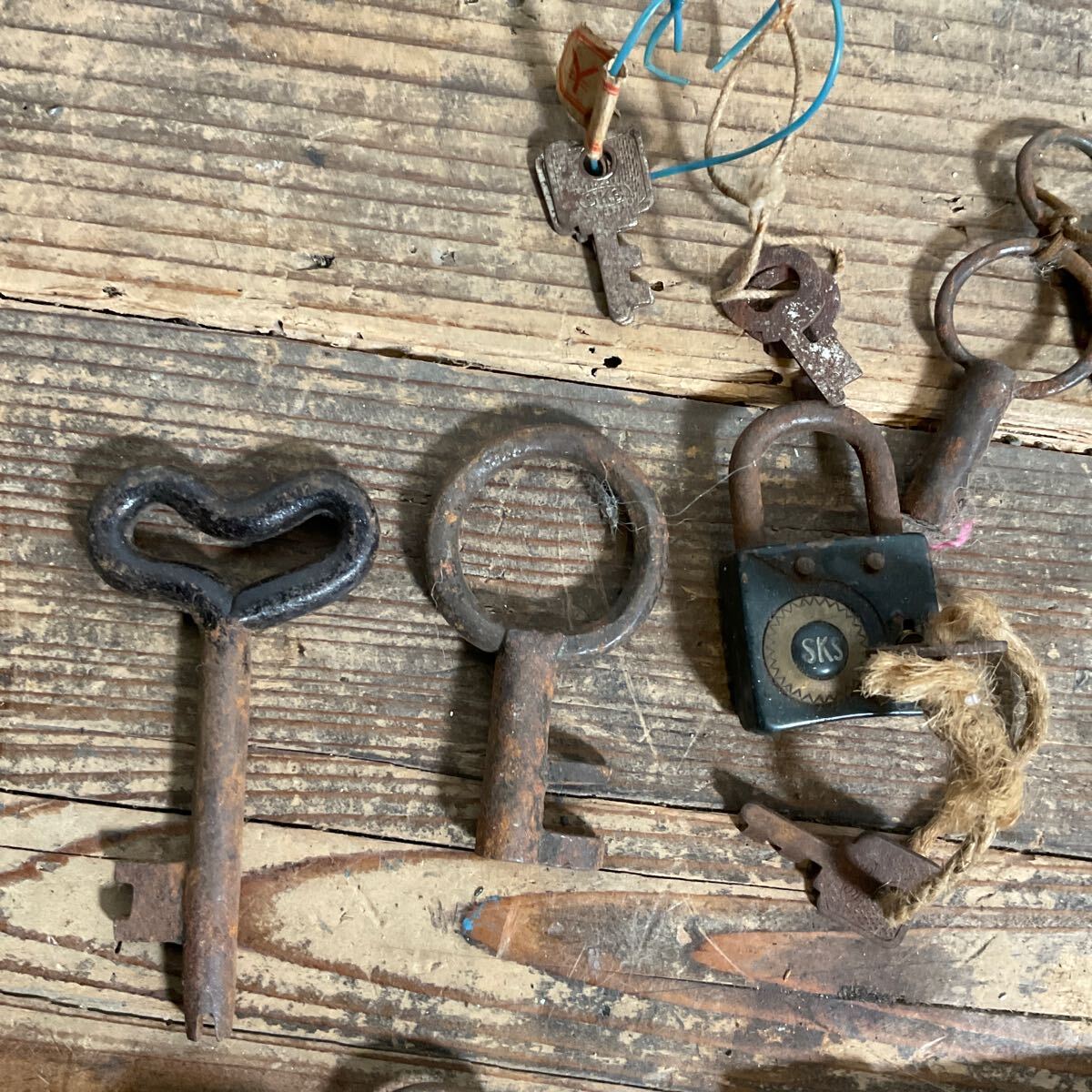 Yahoo!オークション - Q18レ/古い鍵 錠前 まとめて 古鉄 キー 金具 骨...