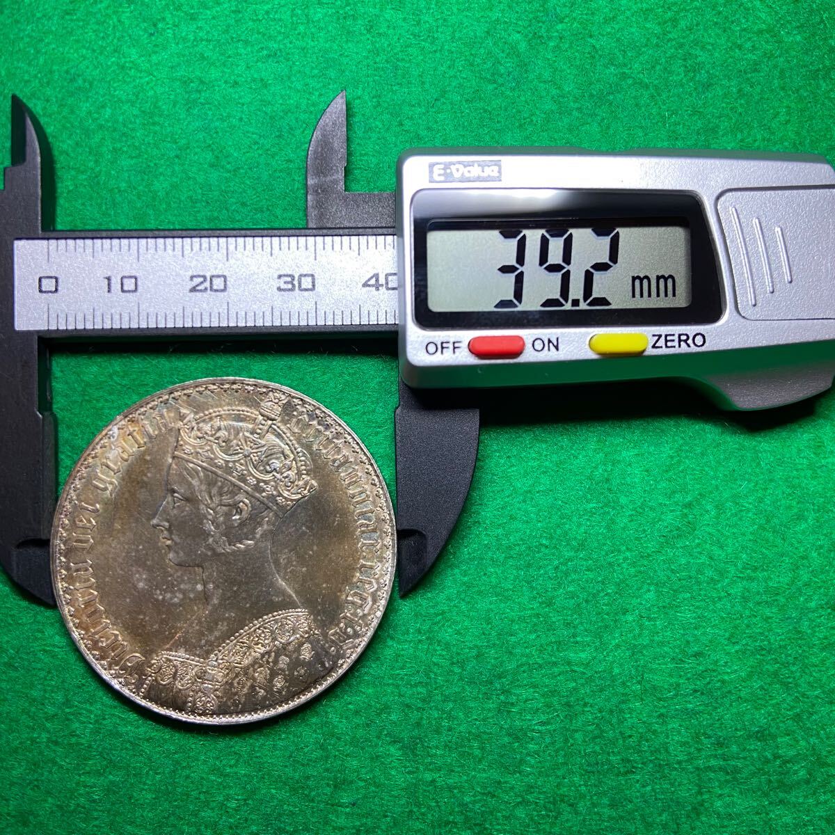 1847年 イギリスヴィクトリア女王 ゴチッククラウン 銀貨 コイン 総重量約28.29g 直径39.2mm(ヨーロッパ)｜売買されたオークション情報、yahooの商品情報をアーカイブ公開 ...