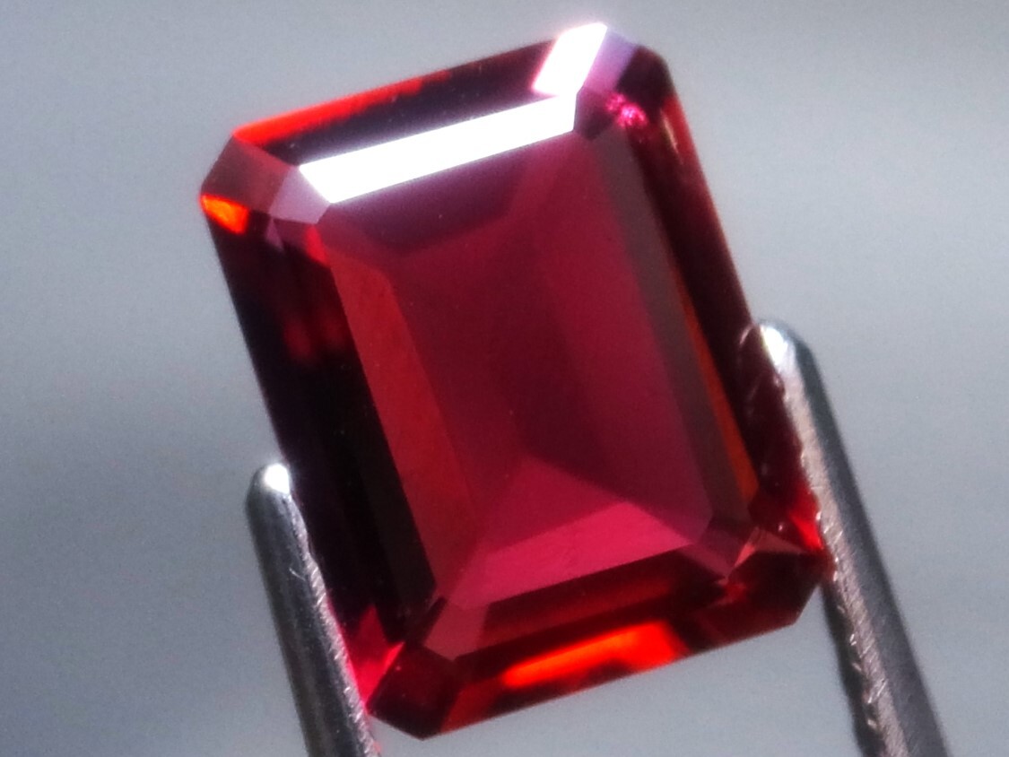 Yahoo!オークション - 1.61ct a 新品・超希少石ビクスバイト 赤いエメ...