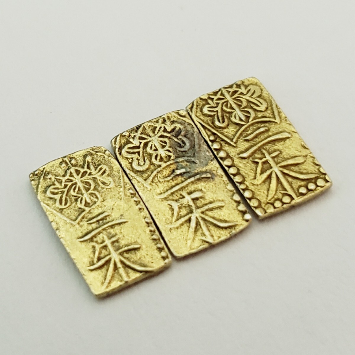 Yahoo!オークション - 古銭 二朱金 3枚 まとめ 約2.24g 2朱金 コレクタ...